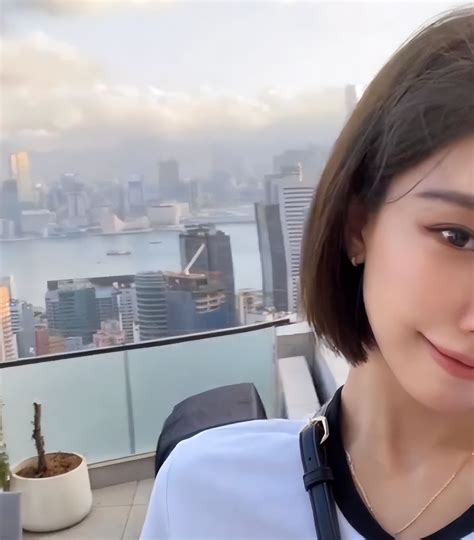 齐娇带女儿回香港探望前夫和三太在豪宅的楼顶拍摄风景照 Nestia
