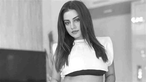 स्कर्ट का बटन खोल Akshara Singh ने मारा स्टाइल देखें हॉट फोटो