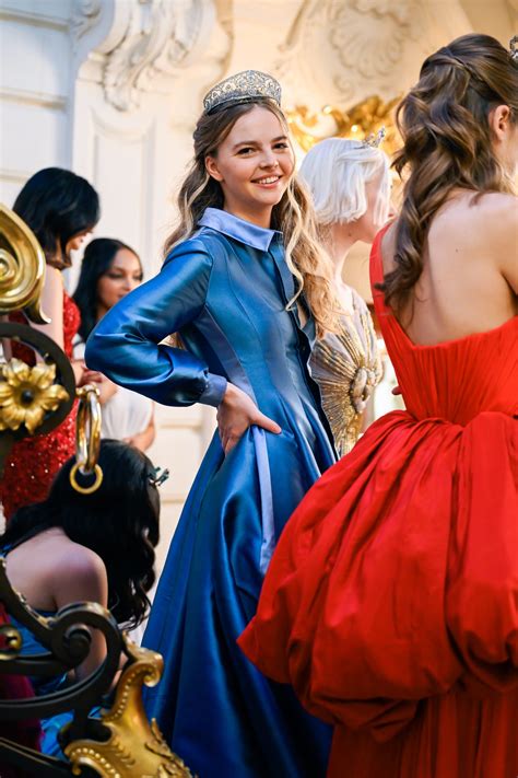 Les Jeunes Filles Ont Fait Leur Entrée Dans La Société Au Bal Des