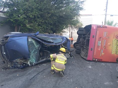 Choque y volcadura de camión en Santa Catarina Nuevo León deja al