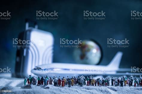 메리 크리스마스와 행복한 새해 나무 배경에 겨울 여행을위한 여행 개념 배경 복사 공간 비행기 상단보기와 함께 여행 2020년에 대한 스톡 사진 및 기타 이미지 Istock