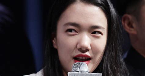 회사원 손수현 회사원 로망커피 서류 든 출근길 멋져