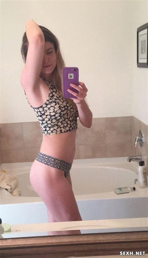 Симпатичная немка позирует голышом перед камерой Pic