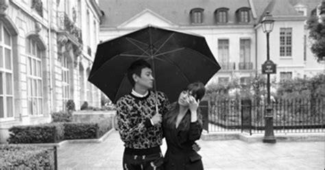 Yg와 전속 계약 강동원 송혜교 허리 감고 함께 우산 쓴 채 길거리 화보 공개 연인 케미 돋네