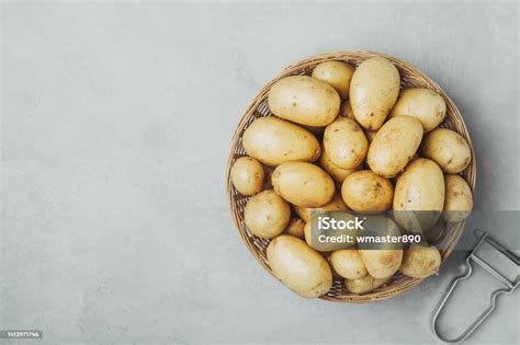 감자 어린 생 감자를 그릇에 담은 그릇이나 껍질을 벗긴 바구니에 담은 그릇 갈색에 대한 스톡 사진 및 기타 이미지 갈색 감자 요리 개체 그룹 Istock