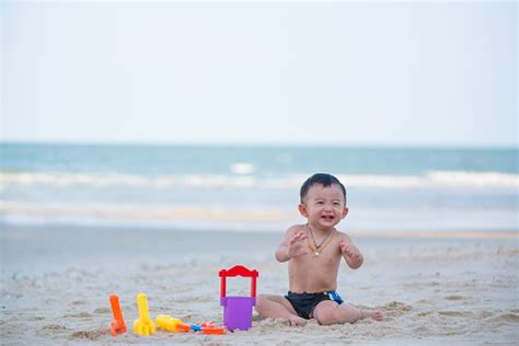 리틀 아시아판 남자아이 1 년 늙음 게임하기 모래 해변에서 감정에 대한 스톡 사진 및 기타 이미지 감정 건강한 생활방식