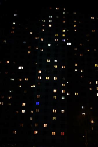 아파트 야경에 많은 조명 창와 아파트의 큰 다중 층 블록의 외관 밤 하루 시간대에 대한 스톡 사진 및 기타 이미지 밤 하루