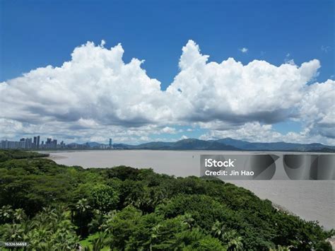 푸른 하늘과 흰 구름 아래 해변 풍경 항공 사진의 관점에서 본 중국 심천의 해안선 0명에 대한 스톡 사진 및 기타 이미지 0