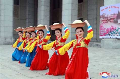 [포토] 북한 주민들 김일성생일 111주년 맞아 경축분위기 서울신문