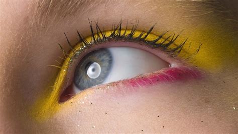 Two Toned Eyeshadow Looks Are All The Rage Heres How To Wear