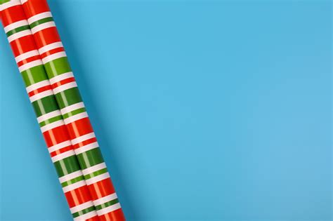 파란색 배경에 선물 포장지 텍스트에 대한 빈 장소와 미니멀 크리스마스 사탕 배경 상단 보기 플랫 스타일 겨울에 대한 스톡 사진 및 기타 이미지 Istock