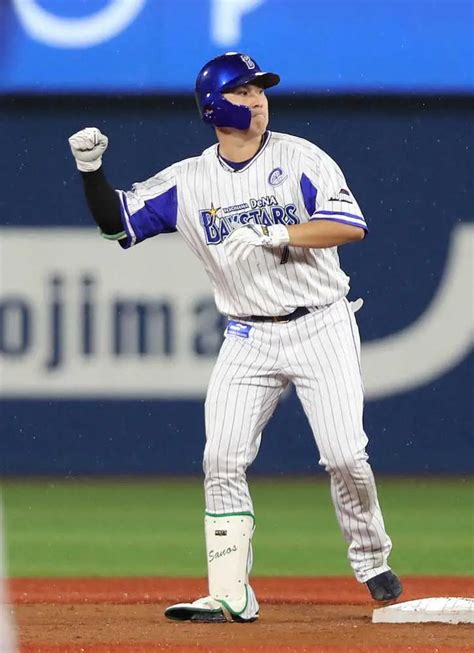 ＜d・広＞5回、佐野は適時二塁打を放ちガッツポーズ（撮影・村上 大輔） ― スポニチ Sponichi Annex 野球