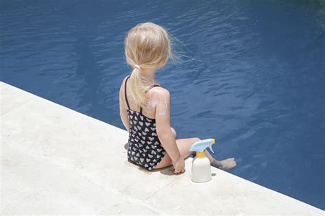 자외선 차단 크림을 적용 하는 귀여운 작은 유아 소녀 여름 방학 동안 태양으로부터 아기를 보호하기위한 태양 차단 로션 여행 시간 동안 어린이 건강 관리 및 피부 관리 2 3