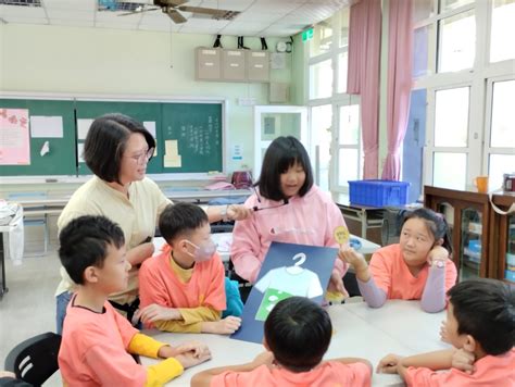 苗栗縣僑樂國民小學 台灣每年約丟掉7萬2000噸舊衣，以每公斤32件換算，大約是2億3040萬件，相當於每分鐘丟