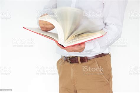 한 남자가 손에 커다란 빨간 책을 들고 있다 흰색 배경에 격리 된 비즈니스 개념입니다 가리키기에 대한 스톡 사진 및 기타 이미지