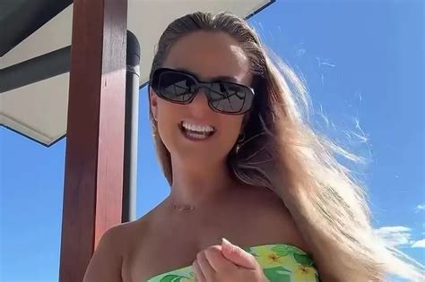 Curvy Model Strips Off To Show Flaws As Theyre Just Part Of Being