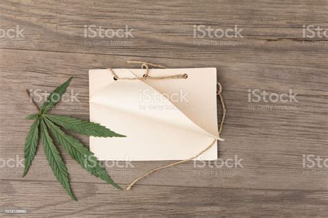 대 마 잎과 수 제 공예 노트북 배경에 오래 된 그런 지는 나무와 꽃 최고의 볼 수 있습니다 최소한의 이랑입니다 갈색에 대한
