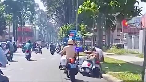Clip CSGT đạp đổ xe người dân lan truyền trên mạng xã hội xảy ra ở TP HCM