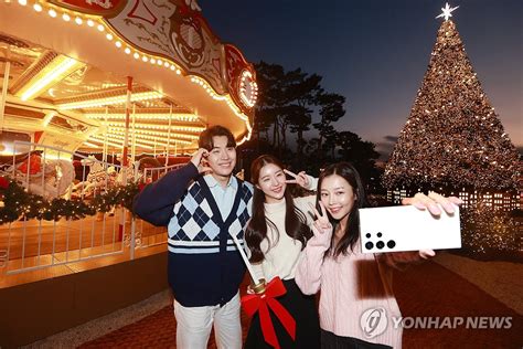 크리스마스 분위기 물씬 연합뉴스