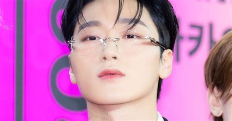 T포토 에이티즈 산 무테 안경 코디의 좋은 예