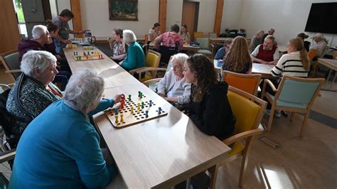 Alt Und Jung Am Spieltisch Und Beim Pizzabacken Vereint Om Online