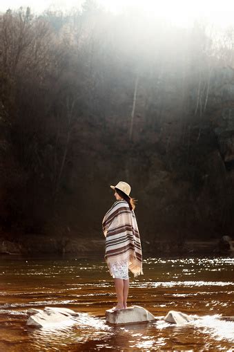 아름 다운 여자 여행자 다시 서 강에서 바위에 모자와 판 쵸 Boho 여행 컨셉 놀라운 보기 강에 대한 스톡 사진 및 기타 이미지 Istock