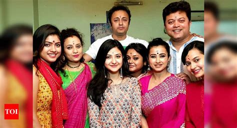 Actor Joyjit Banerjee Enjoys A Gala Time With Co Stars Times Of India