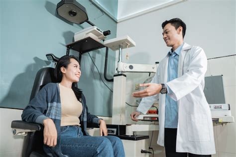 Un Médico Está Dando Instrucciones A Una Paciente Cuando Está A Punto De Hacerse Un Chequeo En