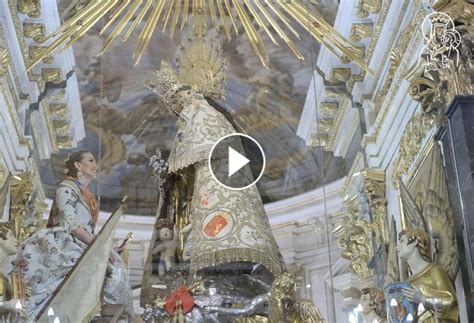 Las Falleras Mayores de Valencia ofrecen sus ramos a la Mare de Déu en