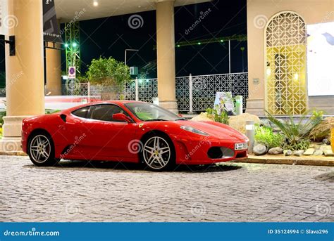 Роскошная спортивная машина на прогулке на резиденции пляжа Jumeirah
