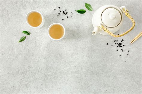 녹차 잎이 있는 2개의 흰 차 컵과 주전자를 곁들인 허브 티 플랫 레이 상단 보기 차 컨셉 0명에 대한 스톡 사진 및 기타 이미지 Istock