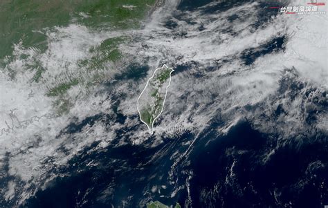 台灣颱風論壇｜天氣特急 【多雲時晴偶陣雨，高溫悶熱】 今天至週日（20）期間 鋒面位於台灣北方不遠處 水氣增多，各地雲量略為增加。 󠀠 大