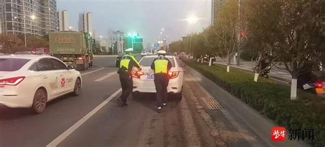 小车油表显示油量不足，司机自信过头结果半路没油抛锚蒋某车辆报警