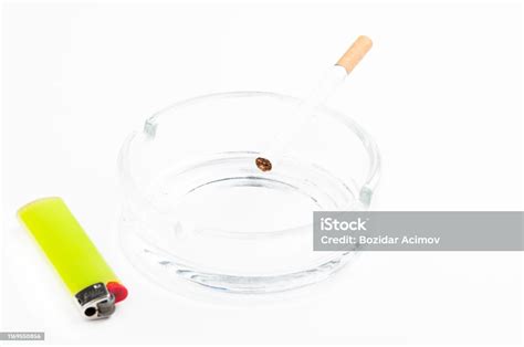 흰색 배경에 고립 된 담배와 녹색 라이터 공간을 복사합니다 0명에 대한 스톡 사진 및 기타 이미지 0명 개체 그룹 건강관리와 의술 Istock