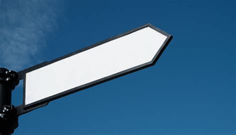 파란색 하늘 배경에 빈 흰색 방향 화살표 기호 빈 화살표 사이니지 텍스트에 대한 공간을 복사 모의 클리핑 경로가 있는 화이트