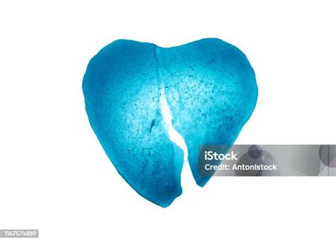 흰색 배경에 고립 된 파란색 클로즈업의 절반 심장 기호에 깨진 얼음 냉동 얼음의 질감 상한 마음의 상징 불행한 사랑의 비유 개념에 대한 스톡 사진 및 기타 이미지 Istock