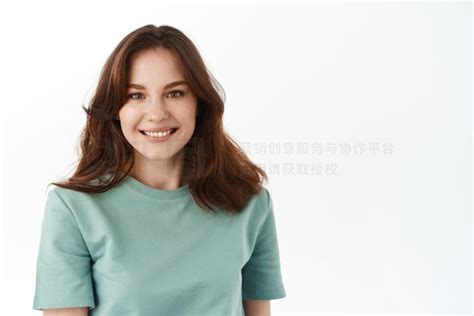 白色高清图片 年轻美女的特写，皮肤清新，皮肤自然，裸体，对着镜头微笑，在白色背景下看起来很高兴 风景名胜免费下载格式编号