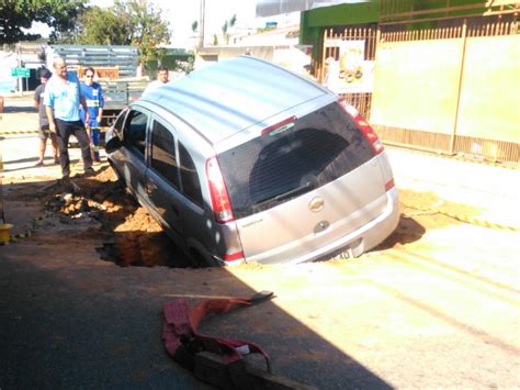 G1 Não Vi Diz Motorista Após Cair Com Carro Em Buraco De Obra Em