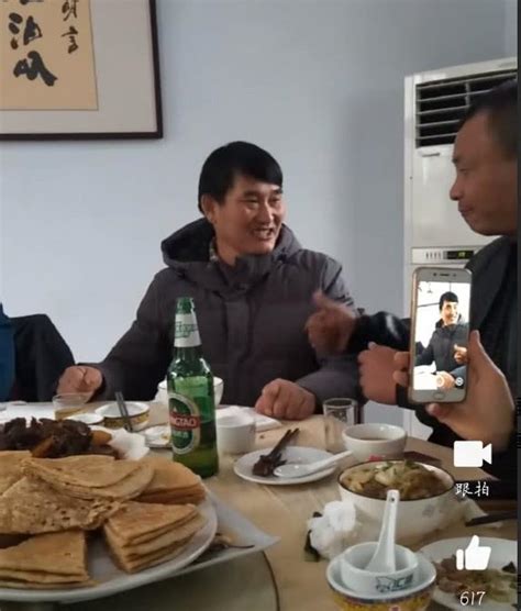 巨星朱之文大吃大喝，餐桌上的酒亮了，網友：有錢都喝這！ 每日頭條