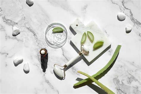 알로에 베라 홈은 흰색 대리석 배경에 모이스처 라이저와 흰색 돌 얼굴 롤러를 만들었습니다 플랫 레이에 대한 스톡 사진 및 기타 이미지 플랫 레이 잎 젖은 Istock