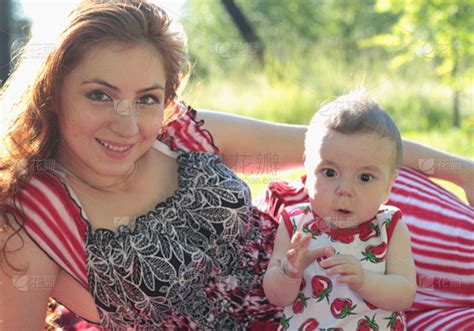 野餐母女公园多代家庭水平画幅父母夏天户外白人草