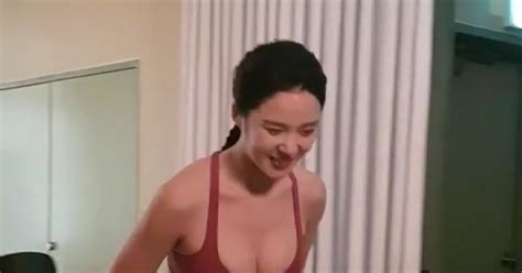 레이양 이 몸매 어쩌지 섹시 글래머 인증 강렬한 빨간 속옷만 입고 활짝 웃네