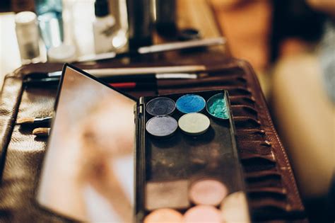 브러시와 Eyeshadows 팔레트입니다 메이크업은 브러쉬 분말 Eyeshadows 테이블에 설정합니다 아침에 신부를 위한