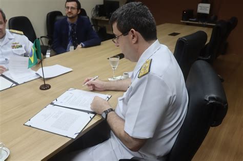 Escola Superior de Guerra assina Acordo de Cooperação Técnica a Escola de Guerra Naval