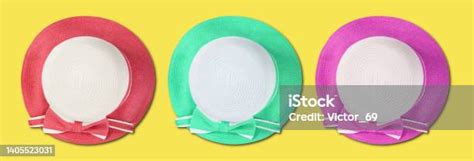 흰색 배경에 리본과 활 예쁜 밀짚 모자 해변 모자 상단보기 고립 0명에 대한 스톡 사진 및 기타 이미지 0명 가리기 갈색 Istock