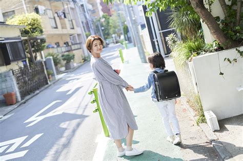 登下校中は連れ去りの危険大！小学生を誘拐事件から守るには？ アルコメディア