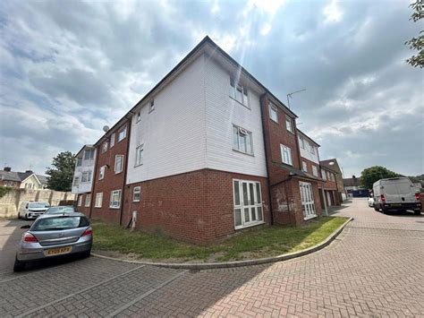 Rochester Road Gravesend Kent Da12 2 Bed Flat For Sale £200000