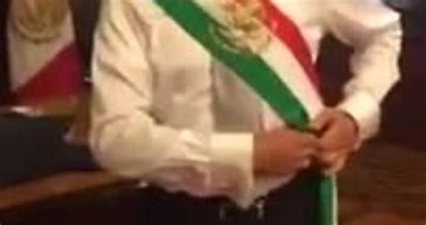 Tutorial Como Ponerse La Banda Presidencial Por Enrique Peña Nieto