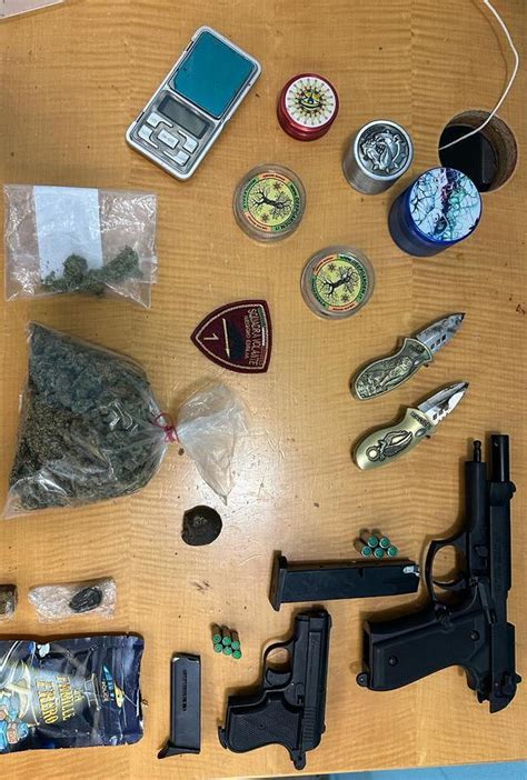 Viaggiava In Auto Con Armi E Droga Un 25enne Finisce In Manette