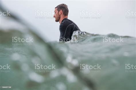 남성 서퍼가을 날 바다는 흐린에 Fistral 비치 뉴 퀘이 콘 웰에서 그의 서핑 보드에 앉아 30 39세에 대한 스톡 사진 및